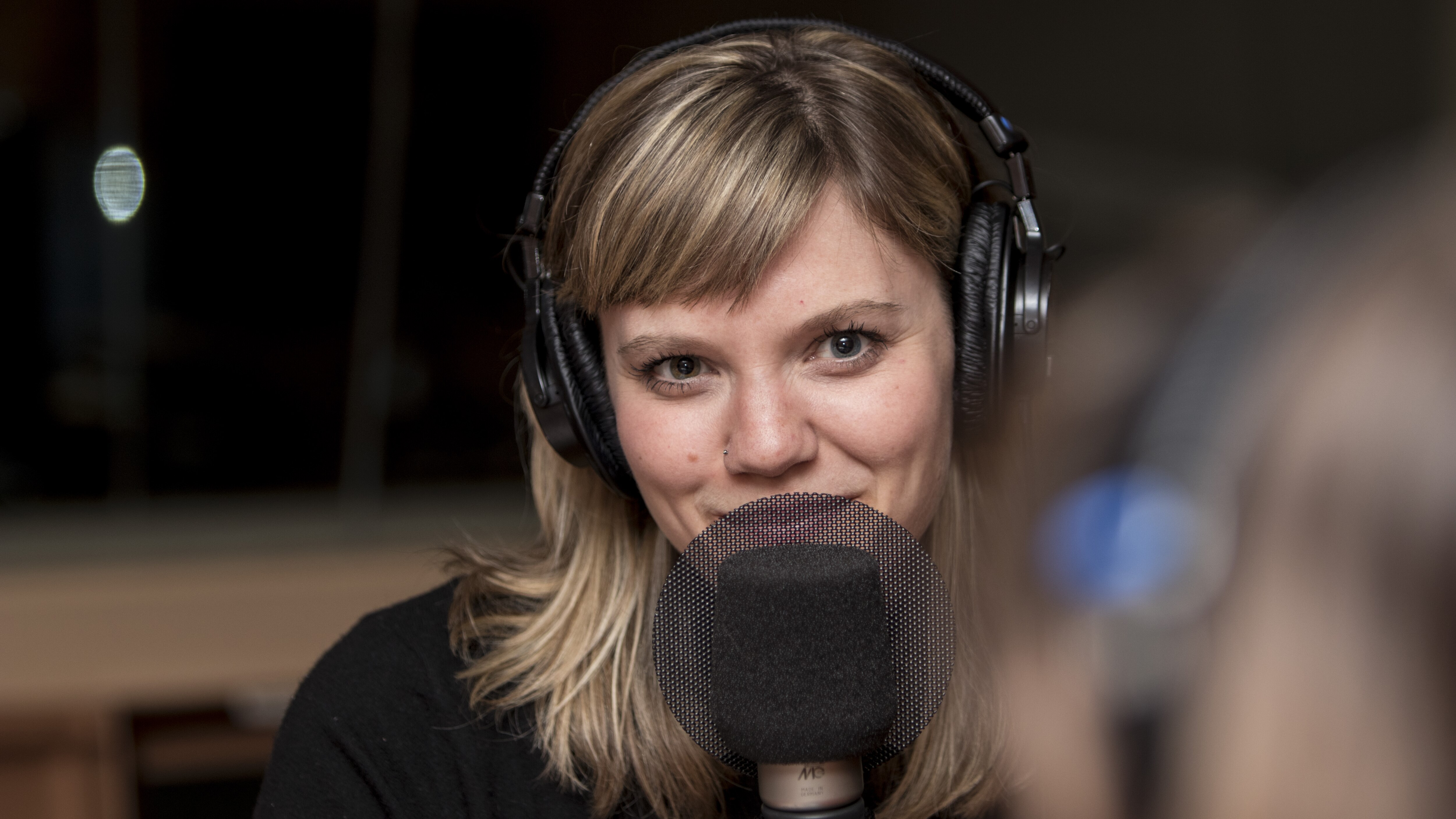 Carte d'identité : Marjorie Armstrong, la comédienne et scénariste aux crocs acérés | OHdio ...