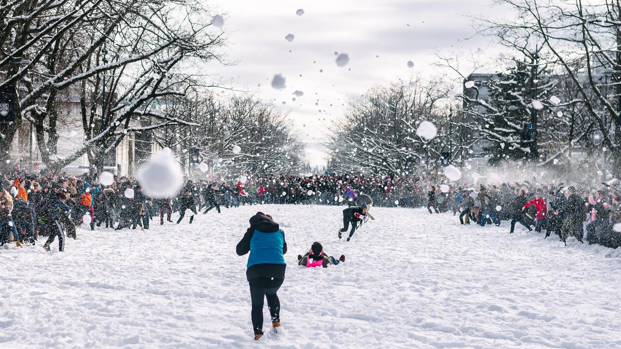 3000 participants à la bataille de boules de neige de l'Université de ...