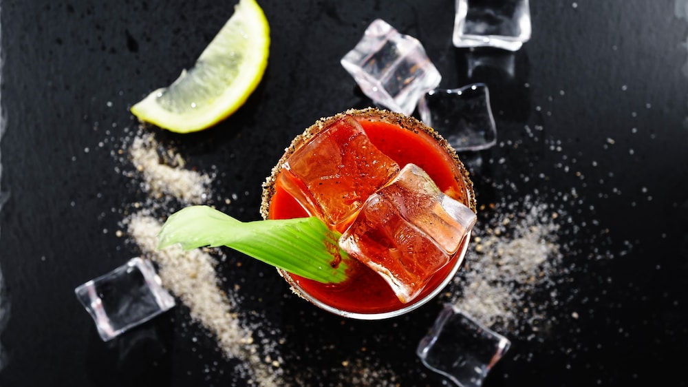 Un Bloody ceasar dans un verre.