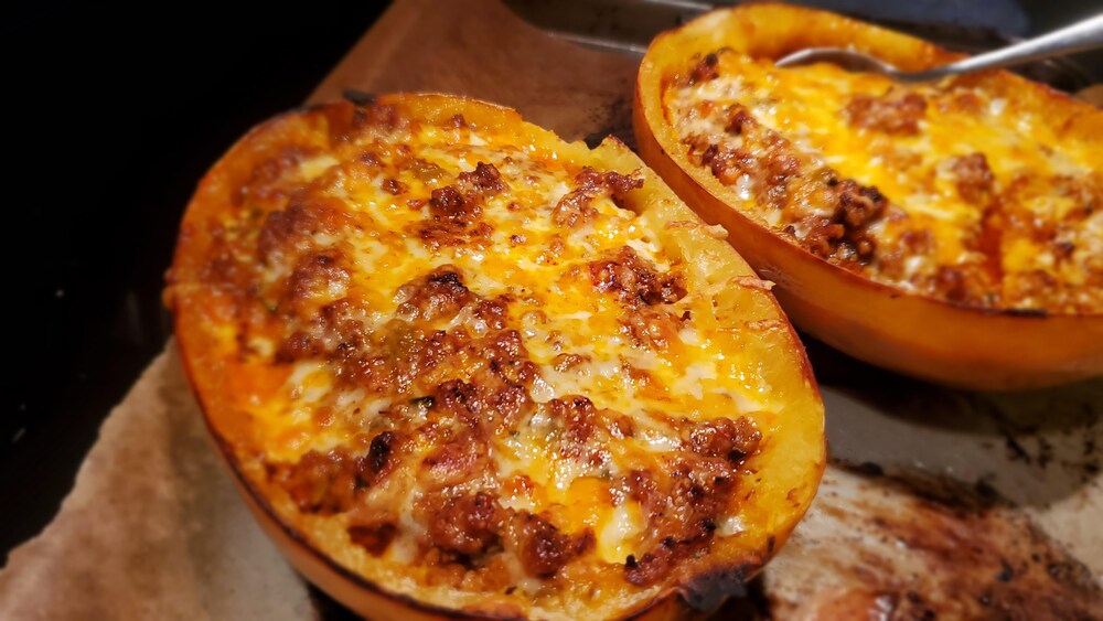 Une courge spaghetti coupée en deux, farcie de ragoût à la bolognaise ...