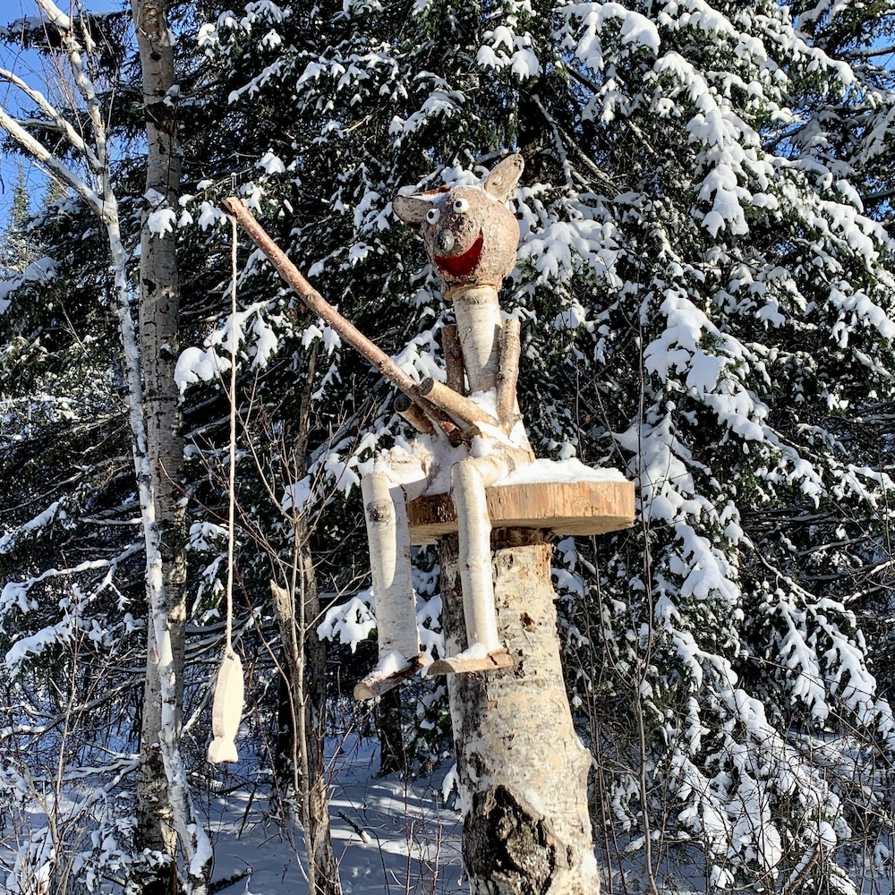Fabriquer des bonhommes pour le bonheur des randonneurs | Radio-Canada.ca