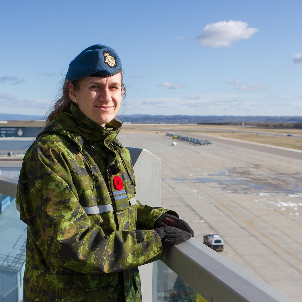 Un fauconnier au service des avions de chasse de Bagotville | Radio ...
