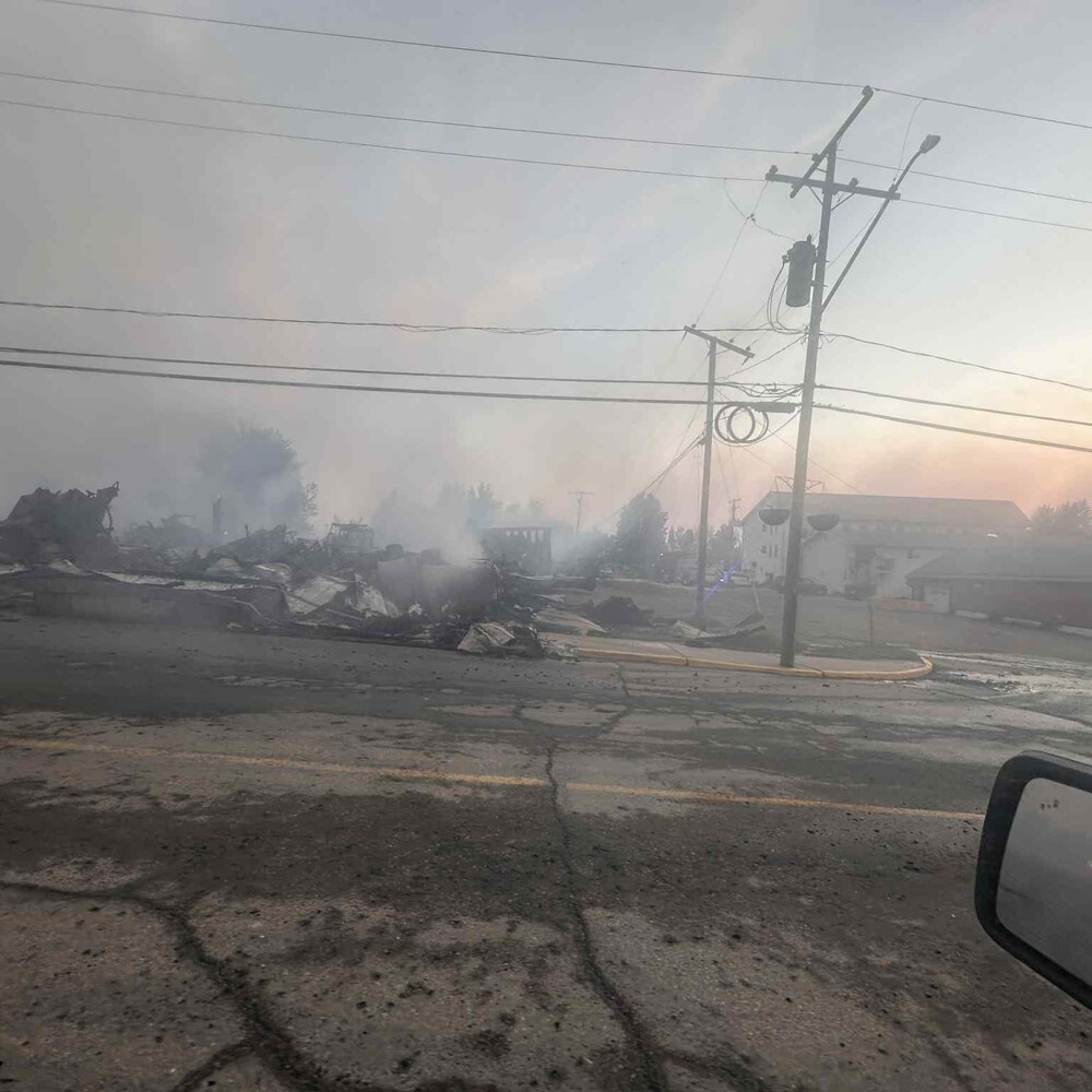 Le feu gagne La Ronge, dans le nord de la Saskatchewan | Feux de forêt ...