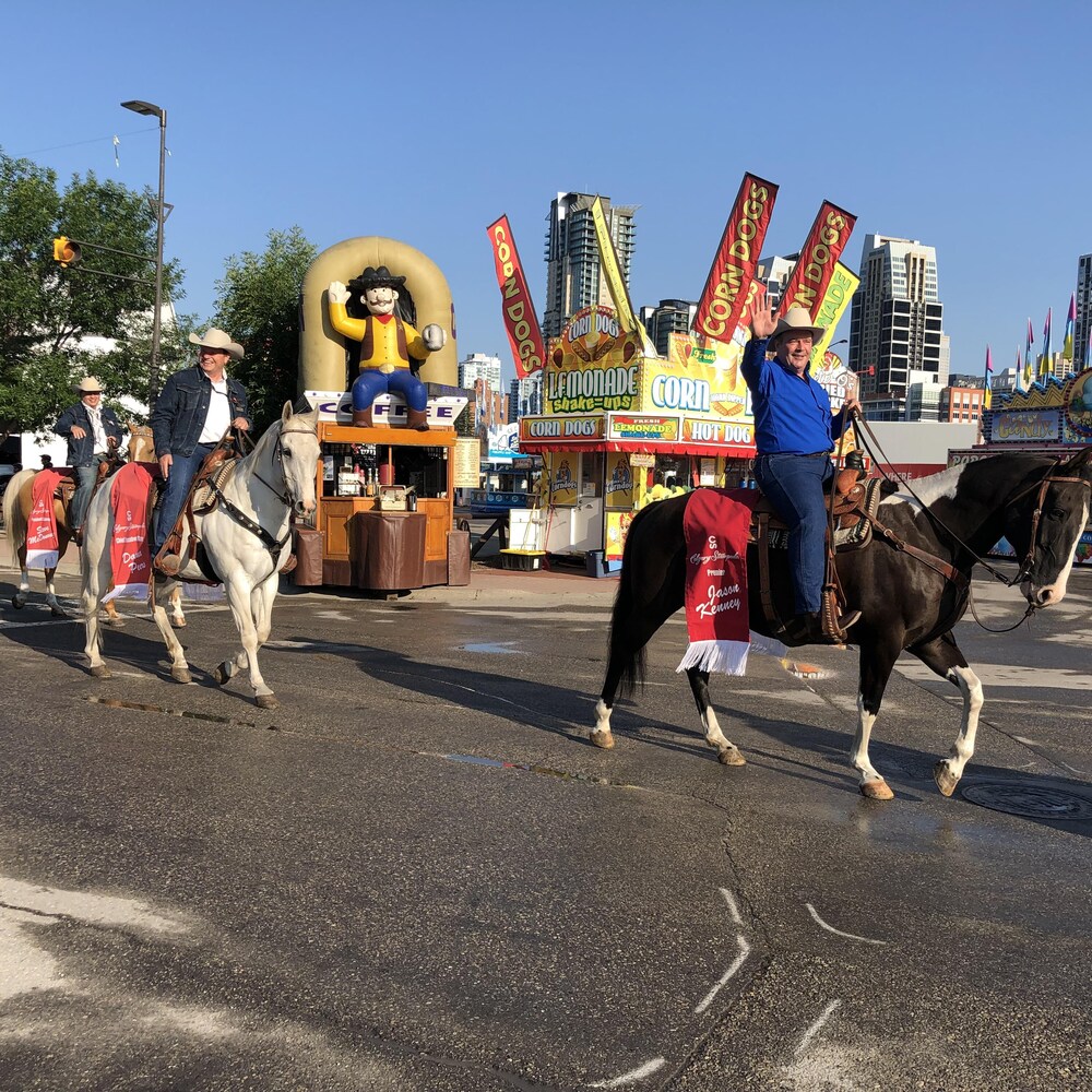 Le Stampede de Calgary a ouvert avec son traditionnel défilé | Radio ...