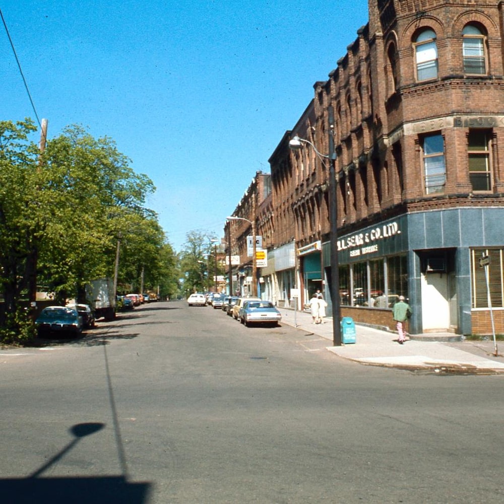 À Charlottetown, 20 ans après son ouverture, Victoria Row fait des ...