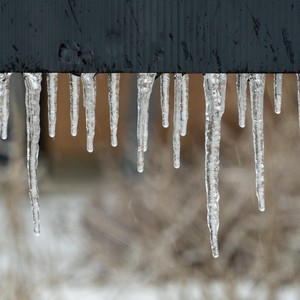 La pluie verglaçante au Québec et en Ontario cause des dégâts | Radio ...