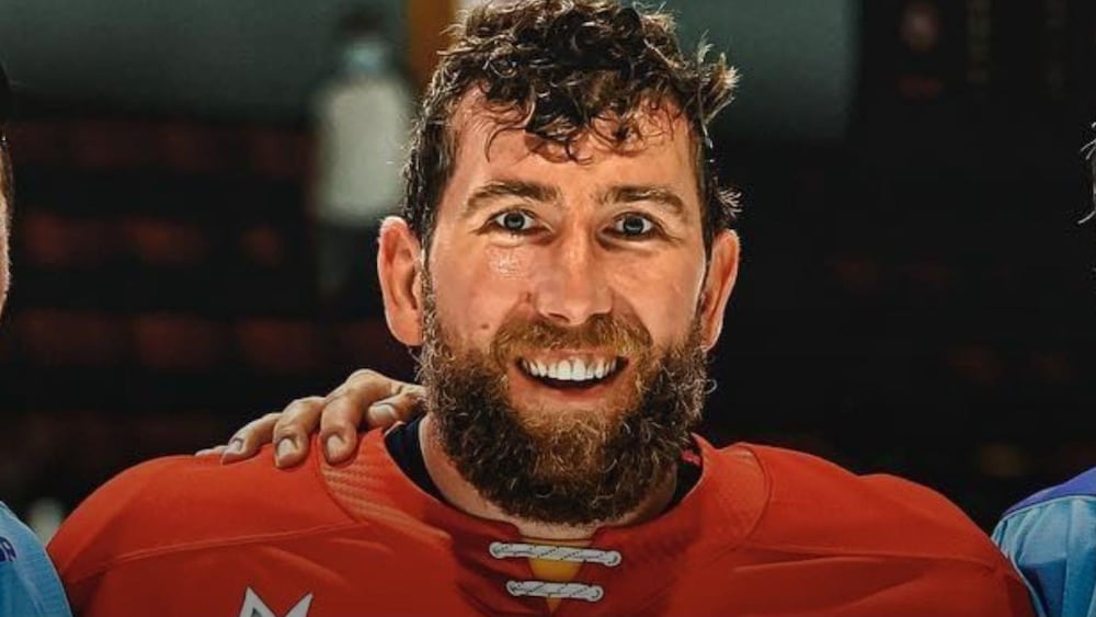Le Baie-Comois Pierre-Cédric Labrie passe derrière le banc des Remparts ...