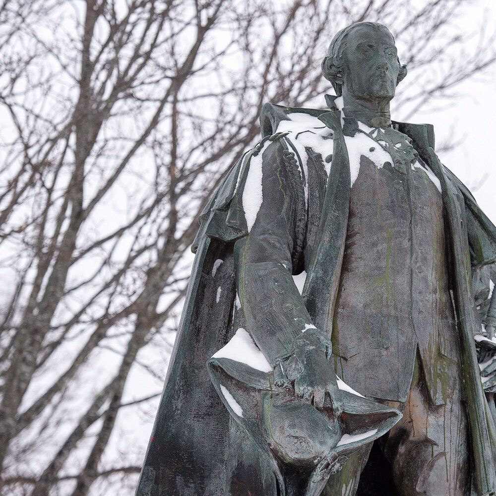 La statue d'Edward Cornwallis déboulonnée à Halifax | Radio-Canada.ca