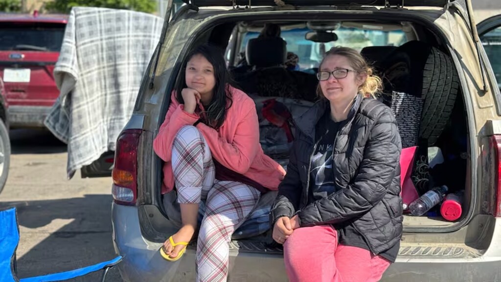 Des évacués utilisent le coffre de leur voiture comme chambre | Feux de ...
