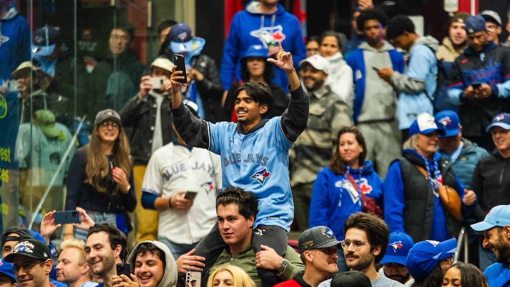 ’We’re back, baby!’ Toronto fans party in the streets after Blue Jays ...