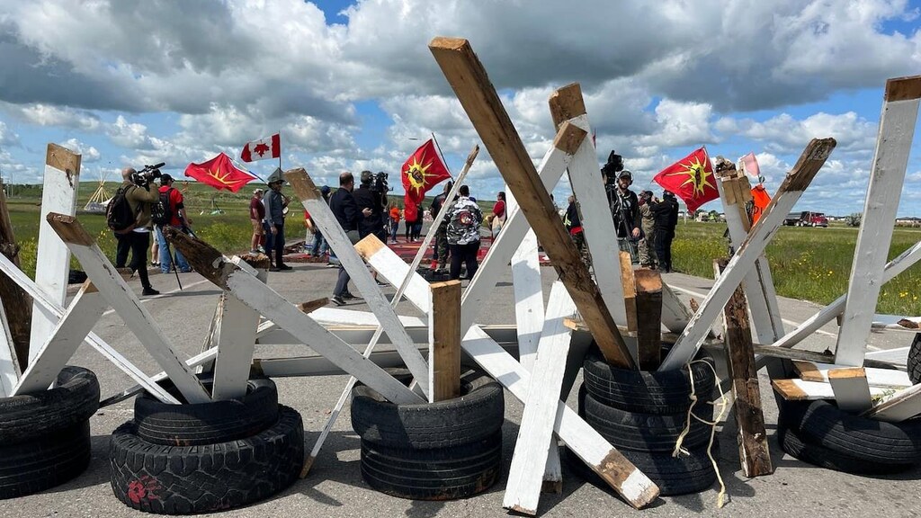 Supporters hold their ground at Winnipeg landfill blockade as noon ...