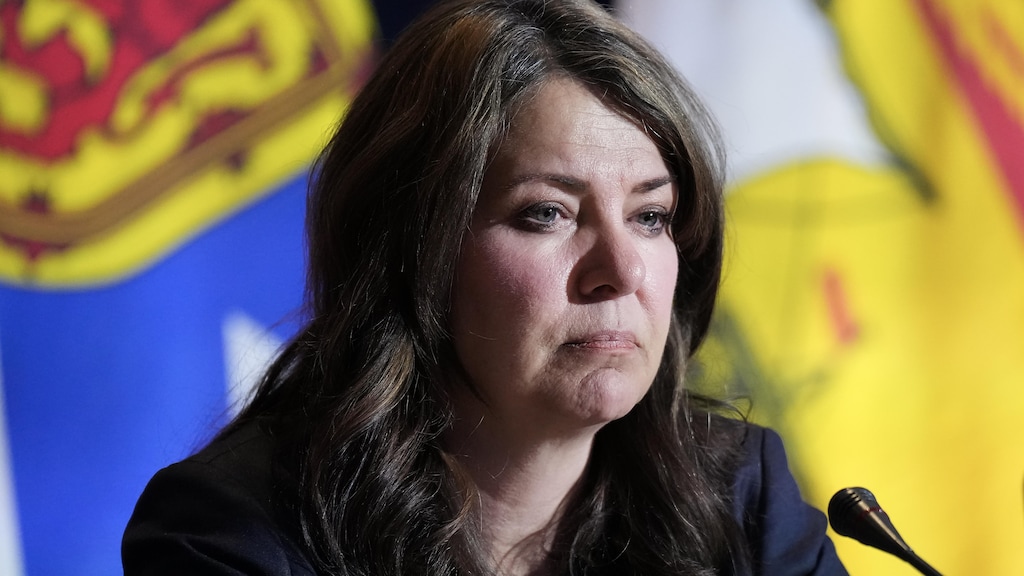 La conservadora Danielle Smith promete un referéndum en Alberta en 2026 ...
