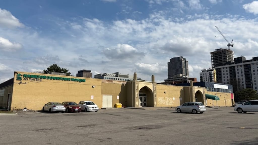 Man arrested after 3 injured in stabbing at Hamilton mosque, police say ...