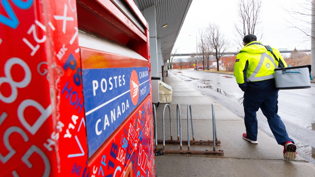 Canada Post receives strike notice; workers plan Friday walkout | Radio ...