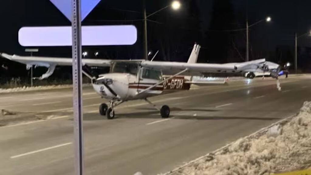 Maliit na eroplano nag-emergency landing sa gitna ng kalsada sa Ajax, piloto nakaligtas | Radio ...