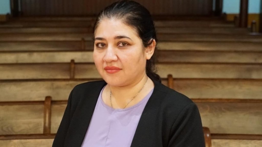 After fleeing Taliban and abuse, Afghan woman in Canada for 8 years ...