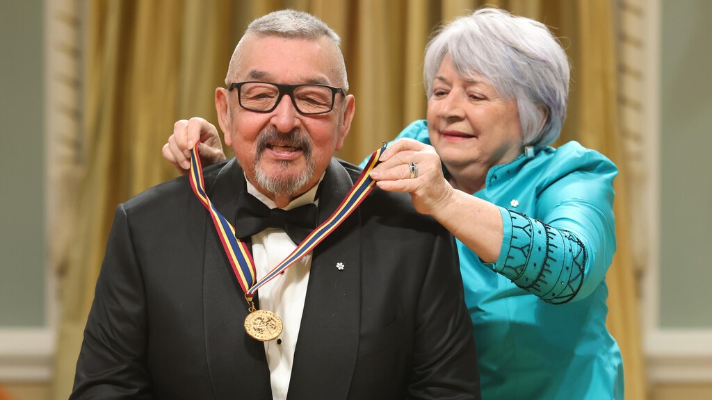 Gobernadora general Mary Simon y Kevin Costner rinden homenaje a Graham Greene | Radio-Canada.ca