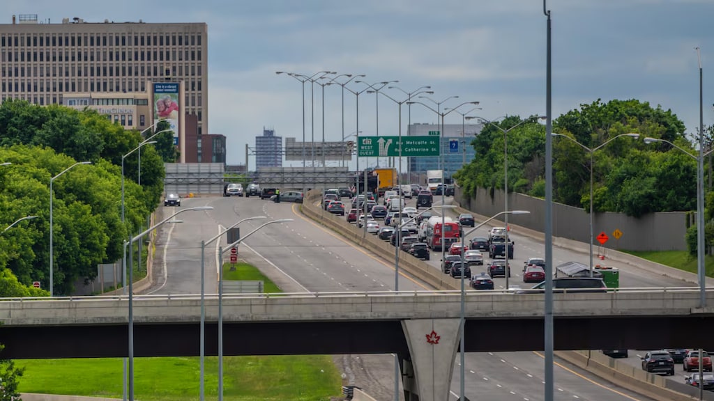 Seryosong banggaan isinara ang Highway 417 sa Ottawa sa gitna ng rush ...