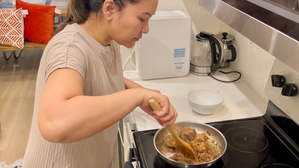 Homesick Pinoy newcomers nakakita ng comfort sa pagkain habang ...
