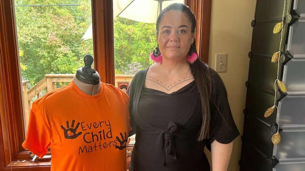 La large commercialisation du chandail orange fait débat | Pensionnats ...