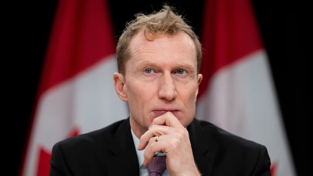 Union warns Immigration Department cuts will further delay backlogged ...