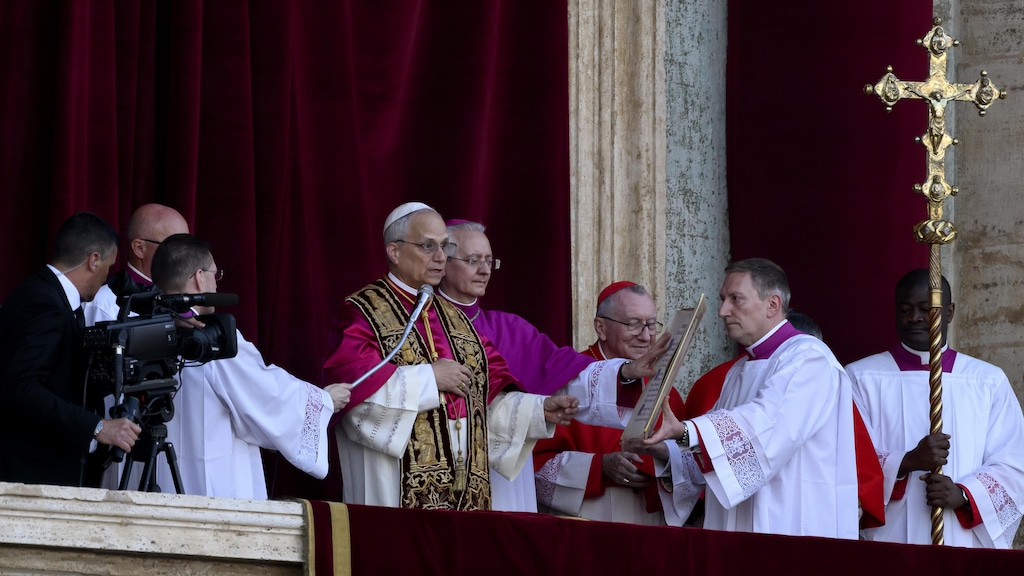 See the moment the new Pope emerged on the Vatican balcony | Radio ...