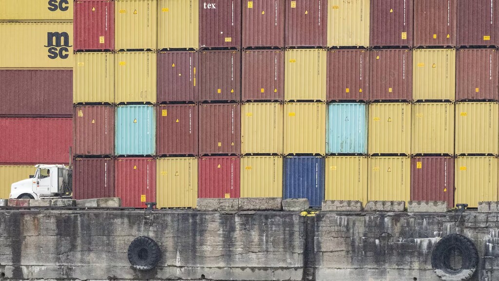 Halos 600 ninakaw na sasakyan nabawi sa operasyon ng pulis sa port ng ...