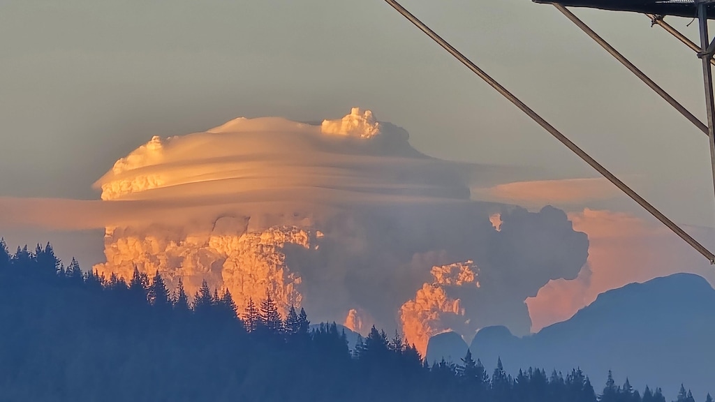 You can only see these fire clouds during huge wildfires | Radio-Canada.ca