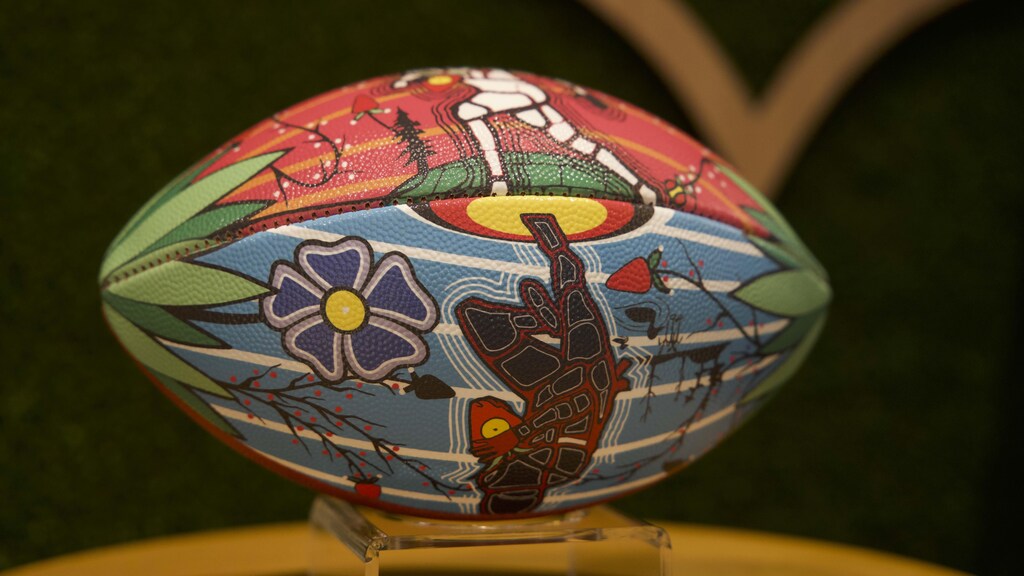 Super Bowl : un ballon de football conçu par un artiste autochtone de l ...