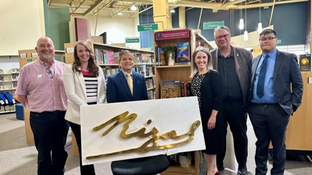 Airdrie Public Library natanggap ang metal signature ni Rizal mula sa ...
