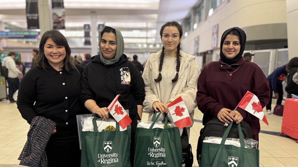 Trois étudiantes afghanes trouvent refuge à l’Université de Regina ...
