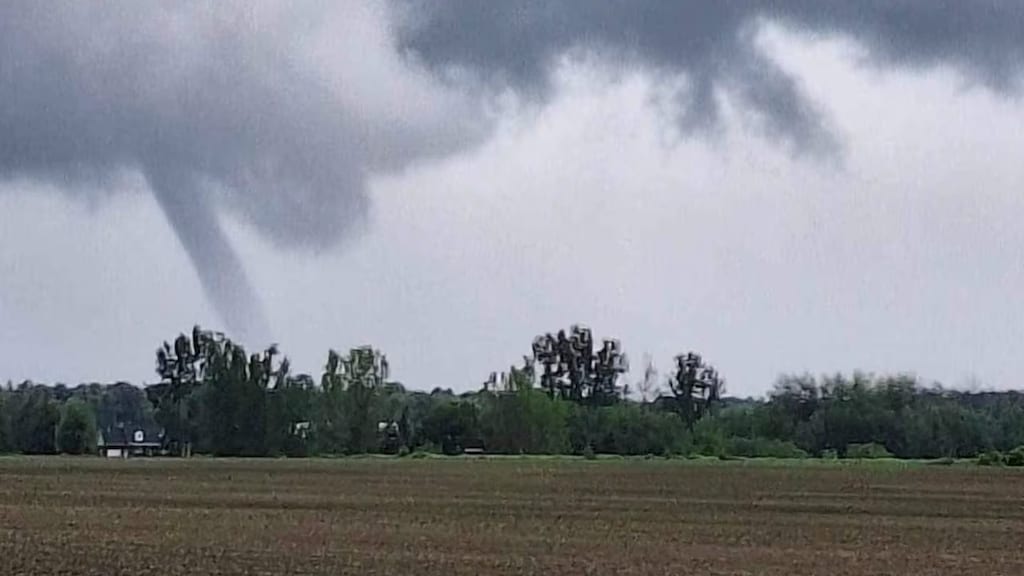 Buhawi nanalasa sa rehiyon ng Montérégie sa Quebec, nanira ng mga ...