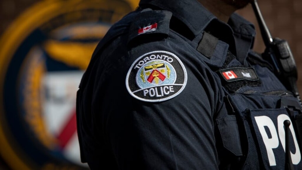 Toronto cop arrested while trying to leave country: police | Radio ...