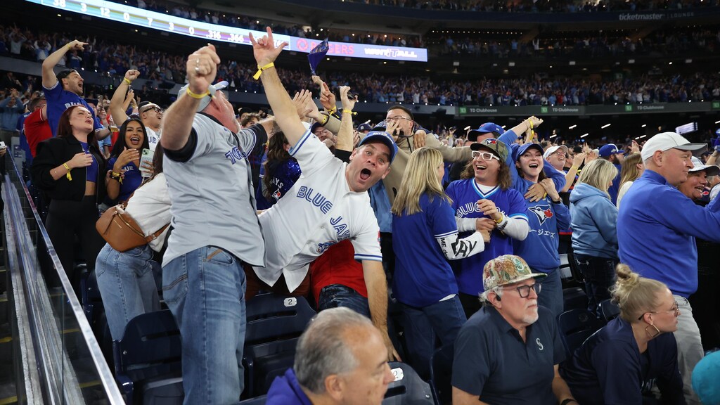 Tinanong namin ang fans: Ano’ng kaibahan ng fanbase ng Blue Jays mula ...