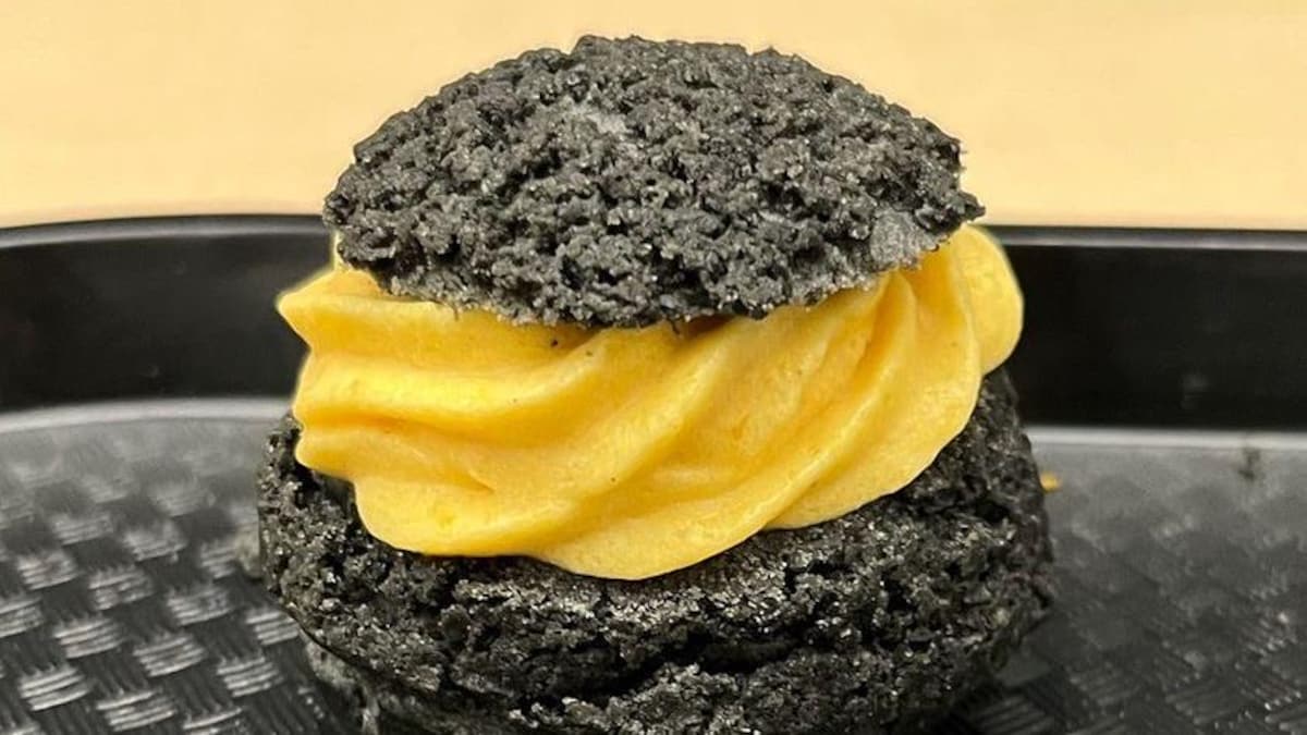 Choux craquants à la crème de citrouille et charbon | Mordu