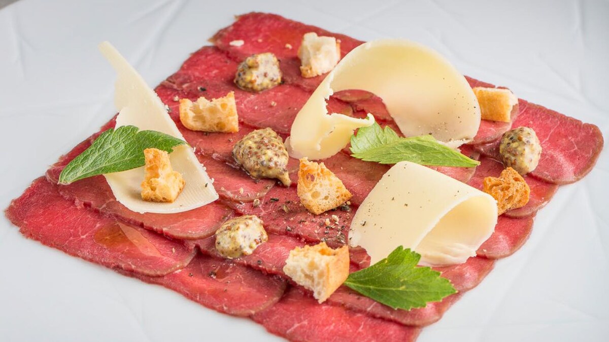 Carpaccio de bison et copeaux de fromage | Mordu