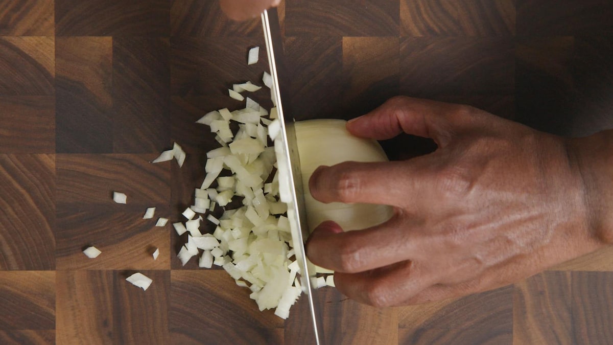Comment couper un oignon sans pleurer | Mordu
