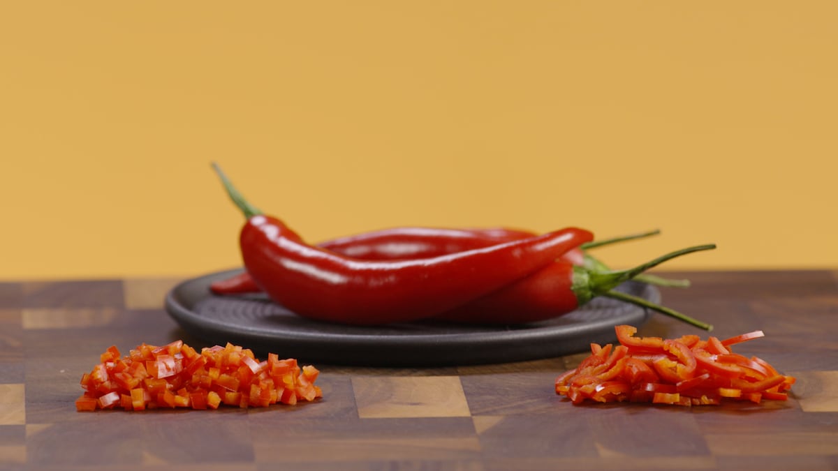 Comment épépiner et couper des piments forts | Mordu