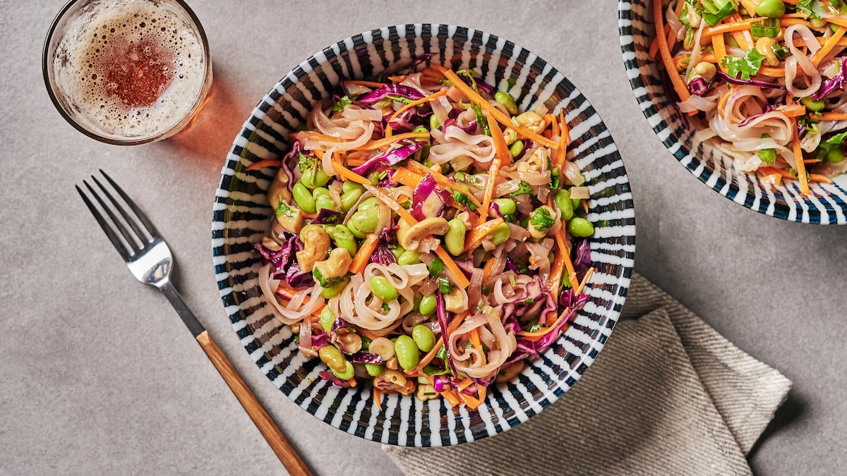 Salade de nouilles de riz au chou, aux edamames et aux noix de cajou ...