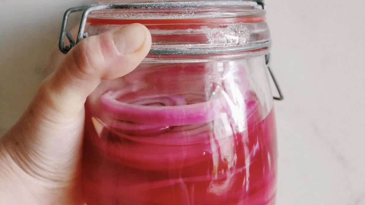 Oignons rouges marinés faciles | Mordu