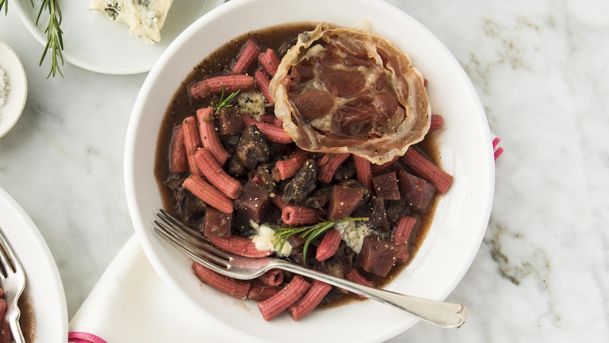Pennes au ragoût de bœuf à la betterave et au vin rouge | Mordu