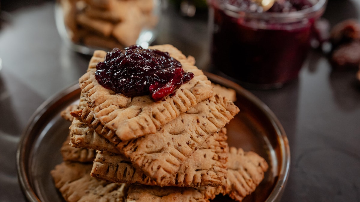 Biscuits aux graines d’anis et confiture de raisins | Mordu