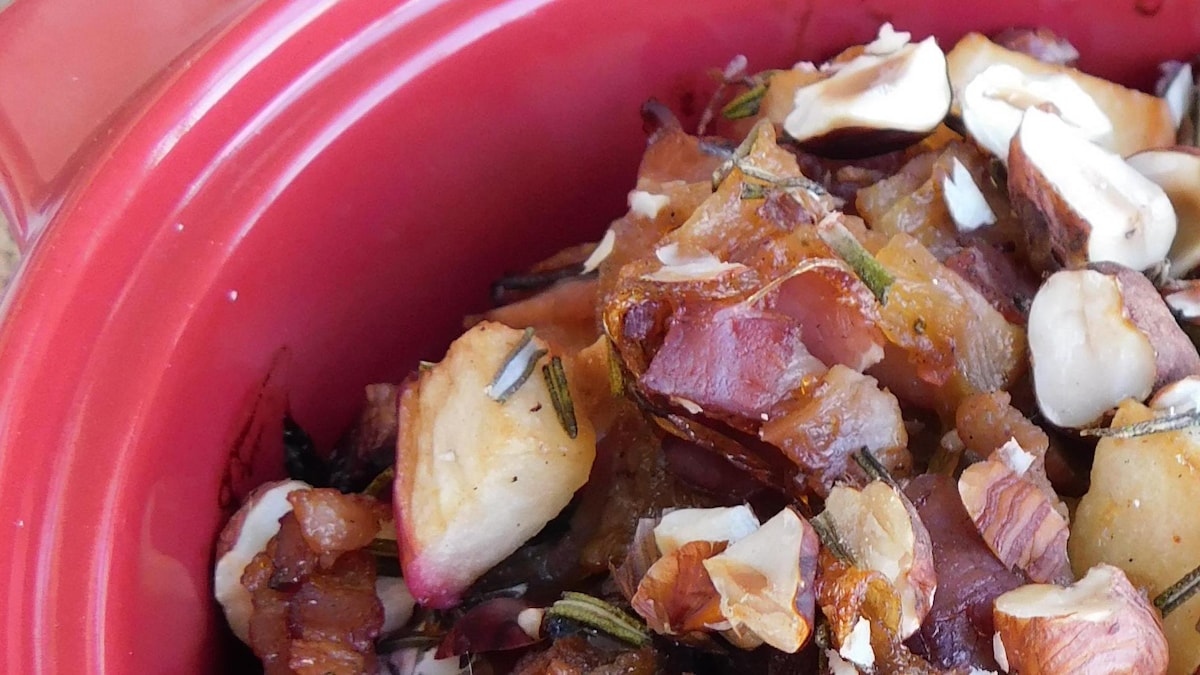 Brie fondant aux pommes, bacon et noisettes | Mordu