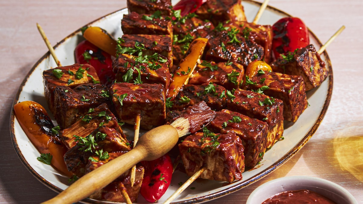 Brochettes de tofu à la sauce barbecue aux canneberges | Mordu