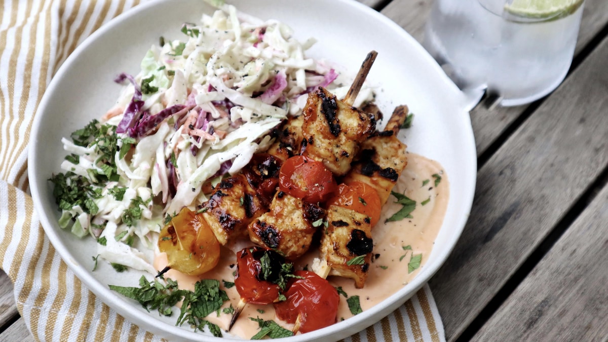 Brochettes de tofu express à la sauce BBQ épicée | Mordu