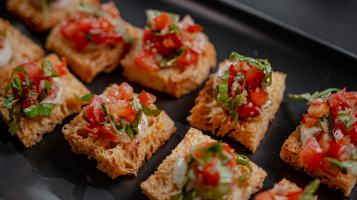 Bruschetta à la mousse de champignons et à la tomate | Mordu