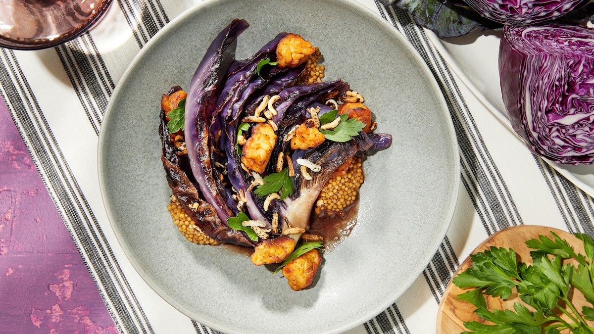 Chou braisé, jus corsé de légumes, tempeh croustillant et graines de ...