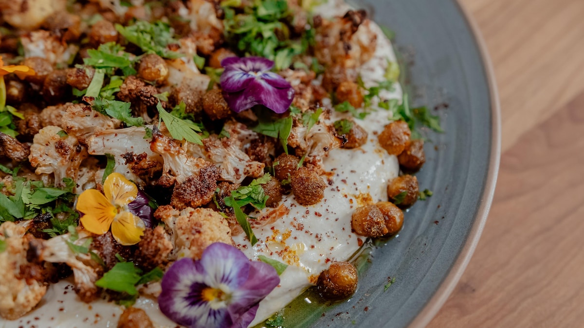 Bouquets de chou-fleur rôtis et pois chiches croustillants | Mordu