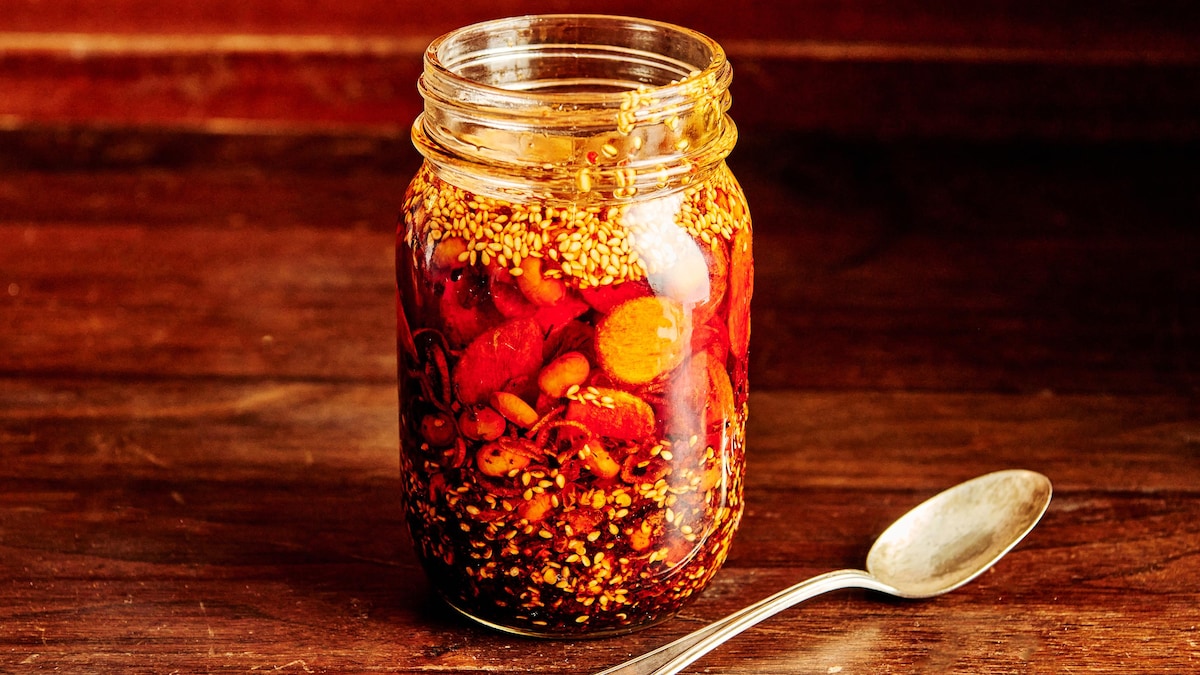 Condiment épicé au chili et aux agrumes (chili crisp) | Mordu