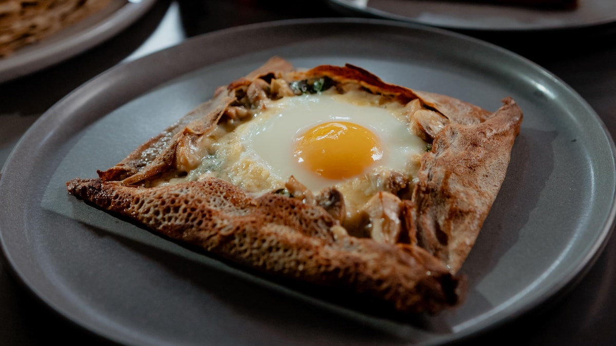 Crêpes de sarrasin au jambon, au fromage et aux champignons | Mordu